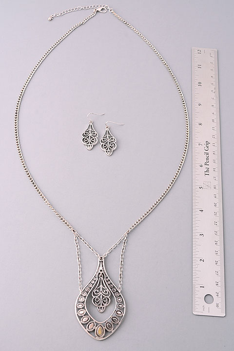 Filigree Etched Pendant Necklace Set. - Necklaces